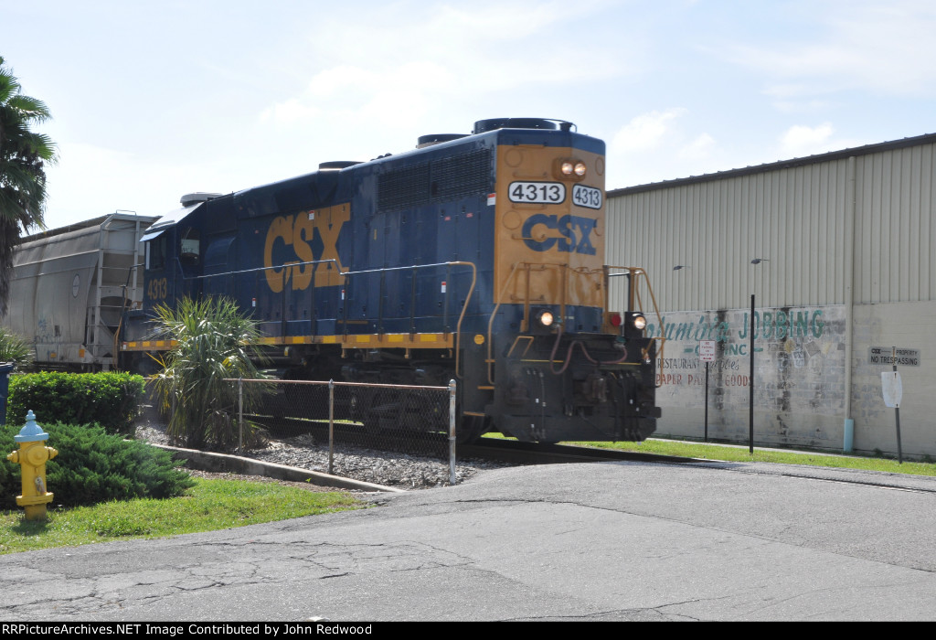 CSX 4313 passing Ybor City towards Tampa